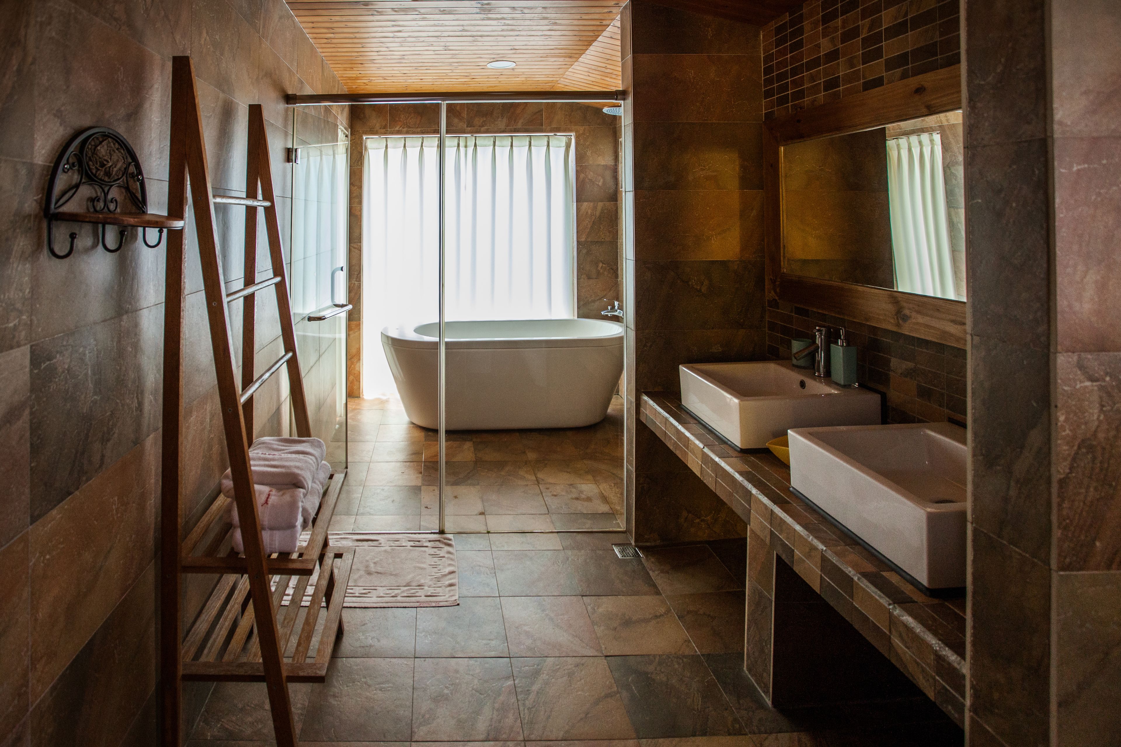 Quarto casal (H5) | Banheiro | Chuveiro, produtos de toalete grátis, secador de cabelo, chinelos