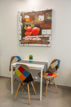 Apartamento, 1 quarto, vista para a cidade (4) | Opções para refeição no quarto