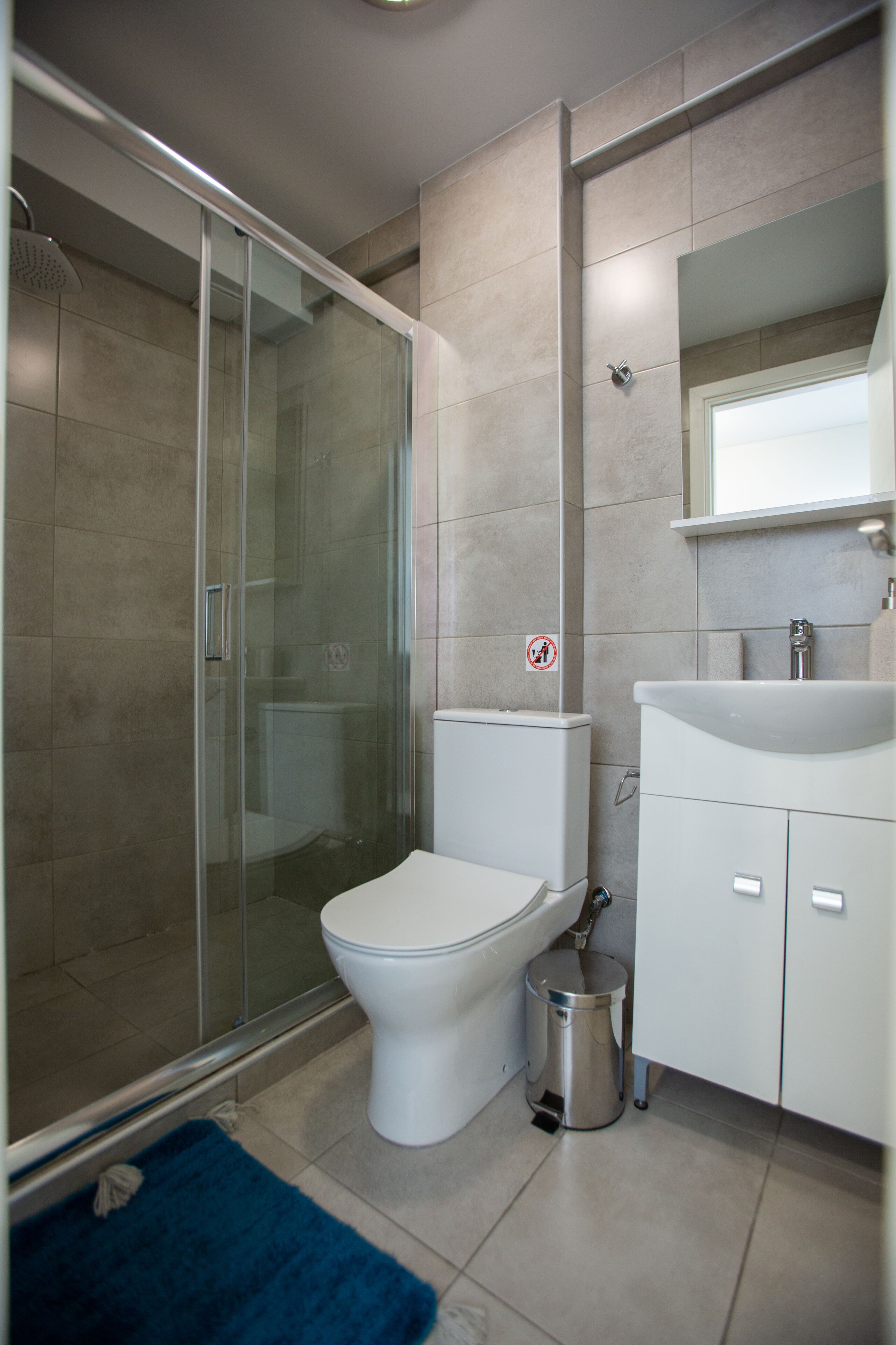 Quarto Comfort, Vista para a cidade (3) | Casa de banho | Um polibã, produtos de higiene exclusivos, um secador de cabelo 