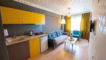 Apartamento clássico, 1 quarto | Sala de estar | TV LCD