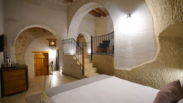 Suite Royal, vista para o pátio | 1 quarto, cofre no quarto, com decoração personalizada