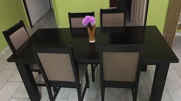 Pequeno-almoço completo diário (10 USD por pessoa)