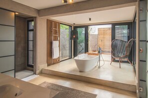 Suite (Ivory Lodge) | Casa de banho | Um polibã e uma banheira separados, uma banheira de imersão total 