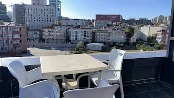 Quarto Standard, terraço, Vista para a cidade | Cortinas/cortinados opacos, quartos insonorizados, Wi-fi grátis