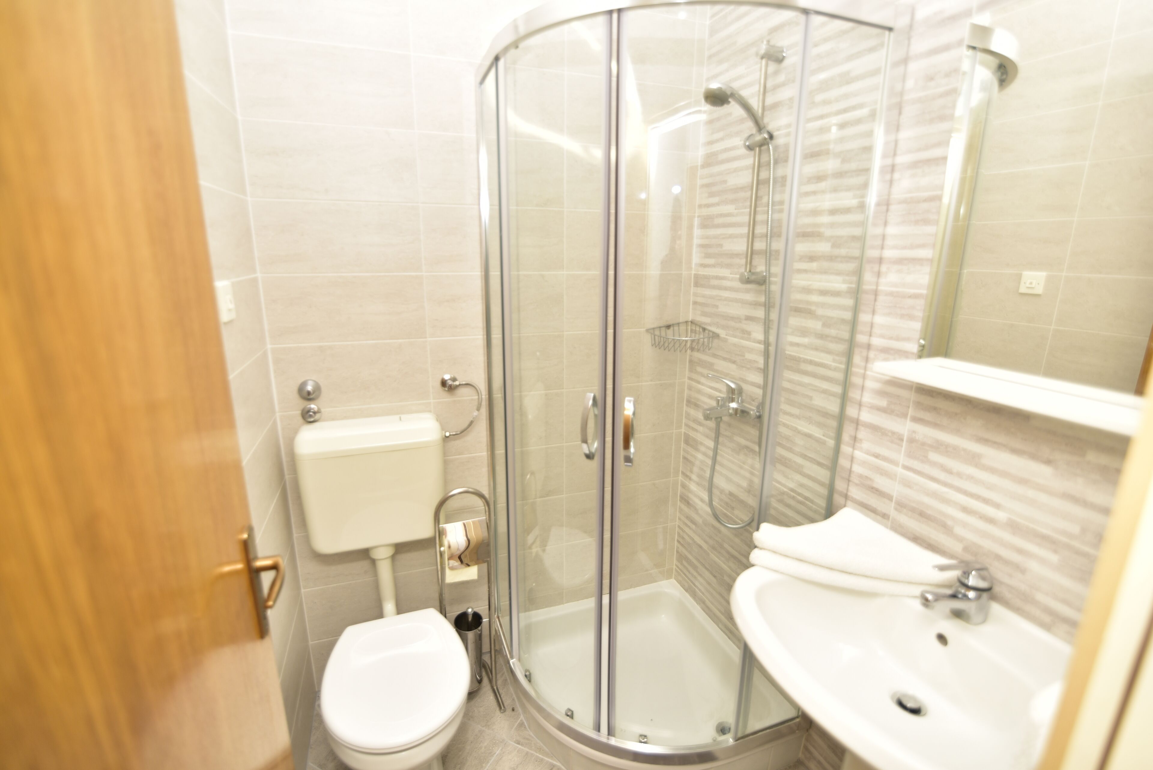 Quarto Duplo (3) | Casa de banho | Um polibã, toalhas fornecidas, sabão, papel higiénico 