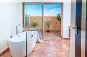 Vila, 6 quartos, piscina particular | Banheiro | Banheira de imersão, produtos de toalete grátis, secador de cabelo 