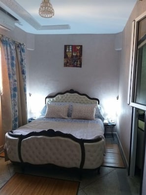 Suíte conforto, várias camas, para não fumantes | Cofres nos quartos, individualmente decorados