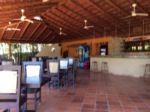 Café da manhã diário mediante uma taxa