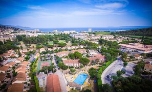 Piscina externa sazonal, guarda-sóis