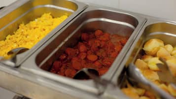 Três distribuidores de comida com pratos variados.