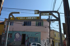 Uma placa de rua com 'Cielo Ariferto' e 'Museo', indicando a proximidade de um museu.