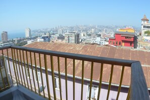 Vista urbana com prédios e um corpo d'água ao longe.