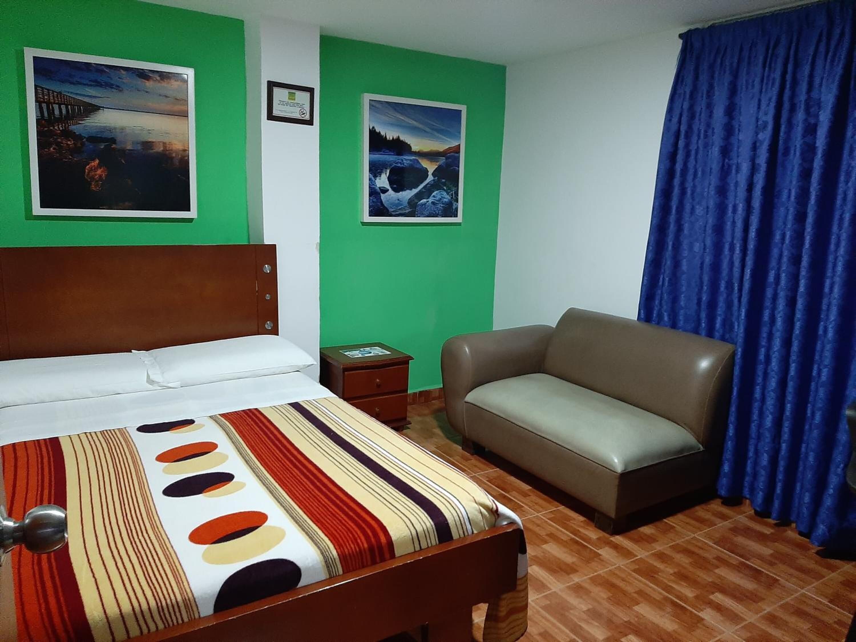 Minibar, cofre no quarto, secretária, Wi-fi grátis 