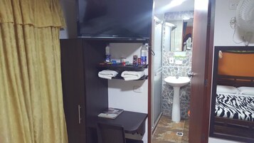 Um polibã, artigos de higiene pessoal grátis, toalhas fornecidas 