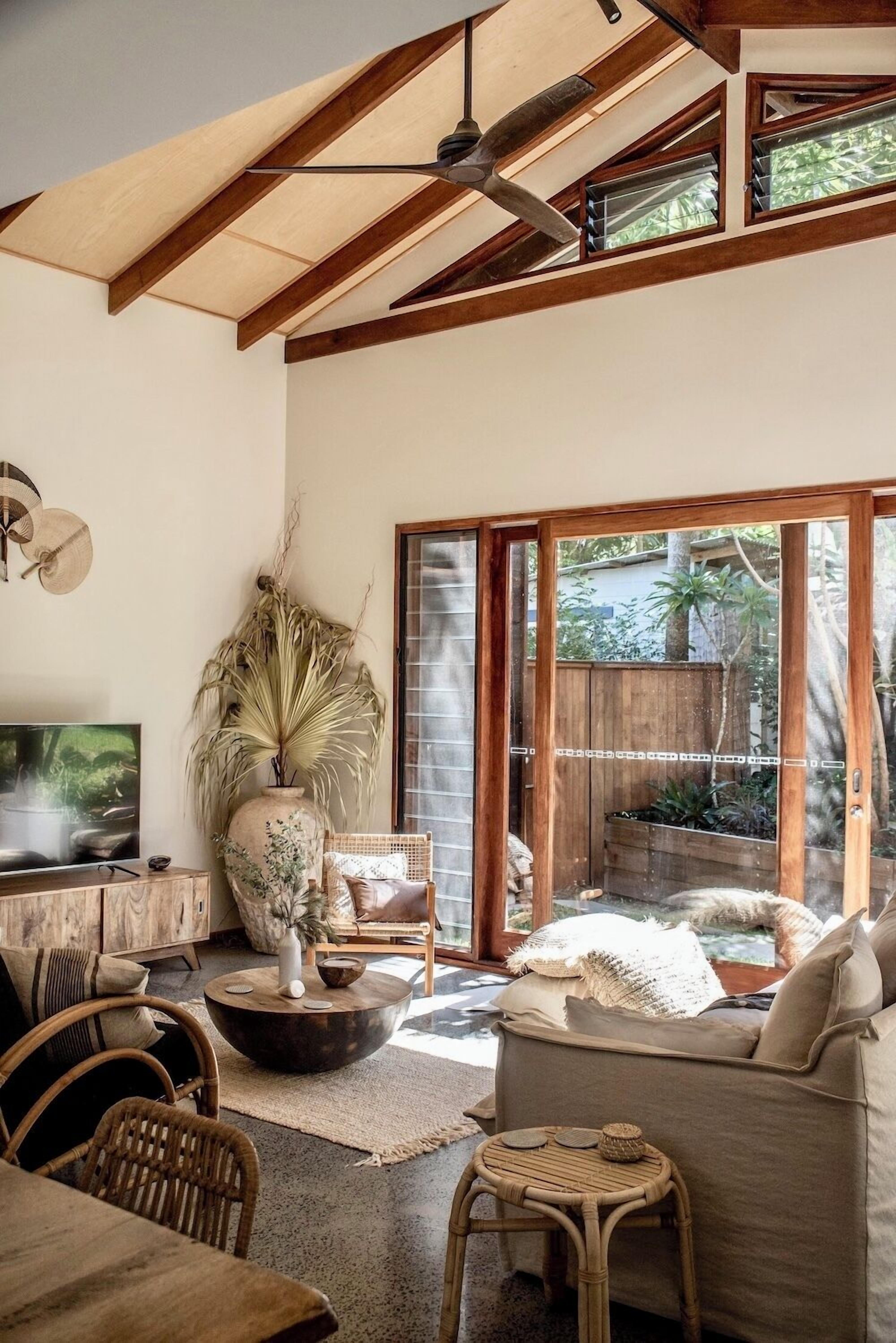 Beach Jungle: Pet-friendly Guesthouse, Hot Tub, Pool & Fire - Byron Bay