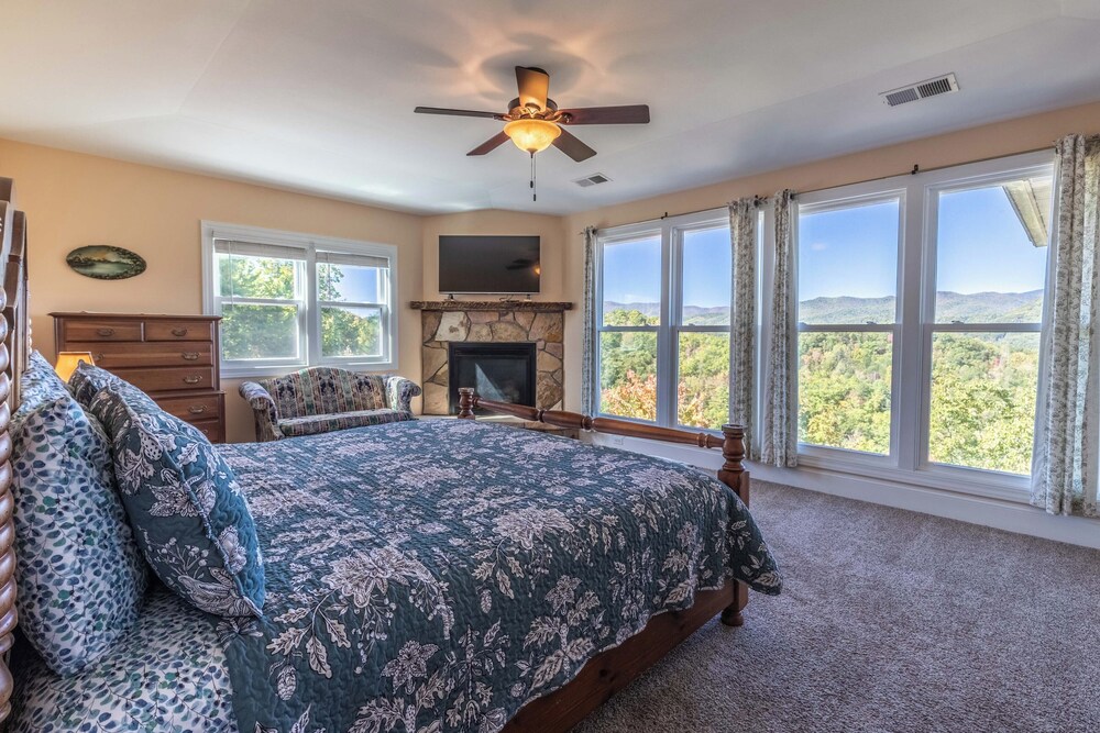 Mountain Views - Hot Tub - Fire Pit - Motorcycle Easy Access - Bryson City, NC