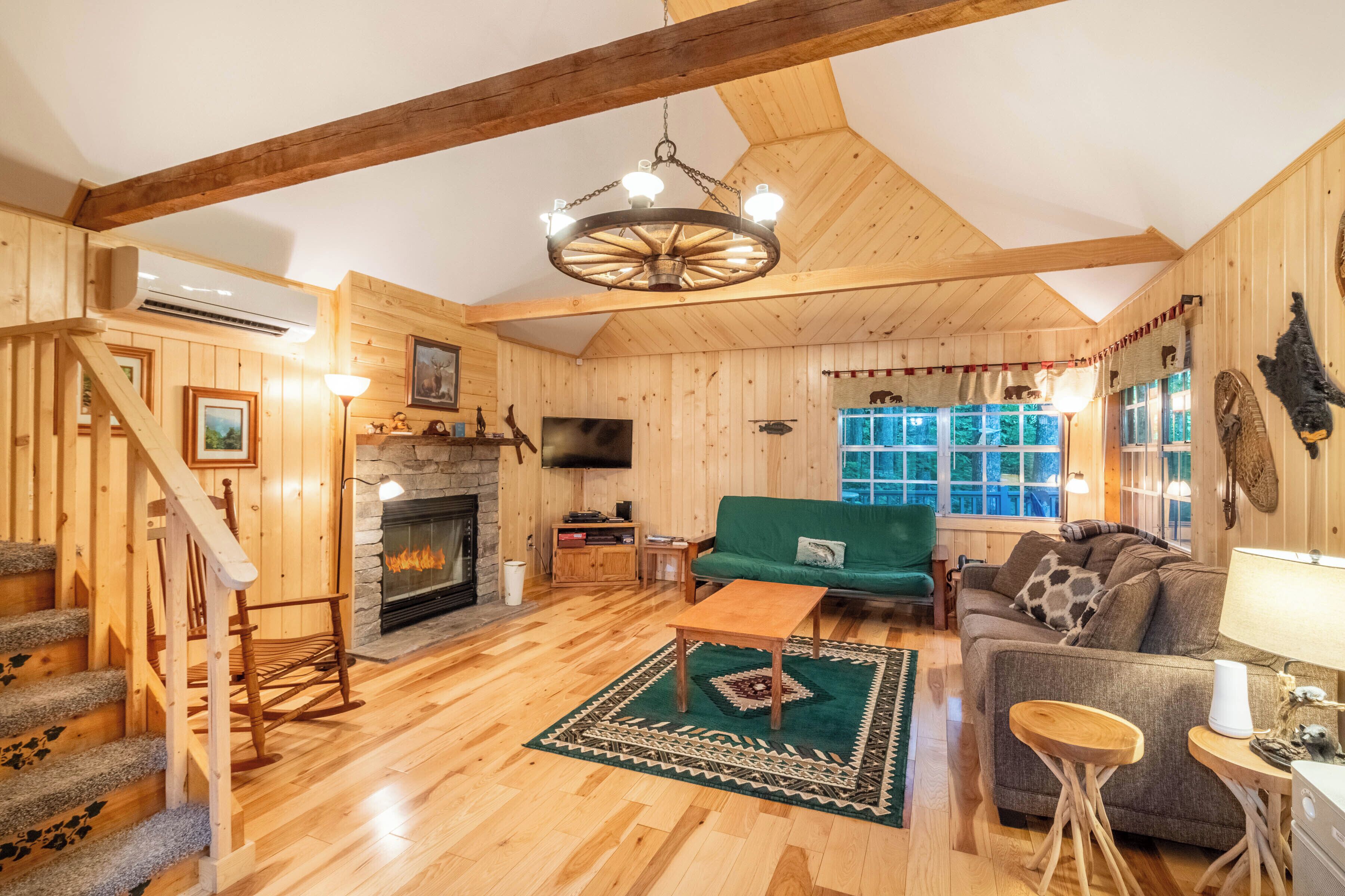 Creek Side- Hot Tub - Fire Pit - Sleeps 4 - Whittier, NC