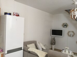 Apartamento, 2 quartos | Cozinha privada | Geladeira grande, micro-ondas, fogão, cooktop