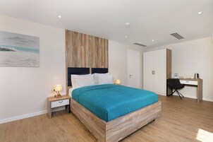 Large Double Room | Minibar, cofre no quarto, secretária