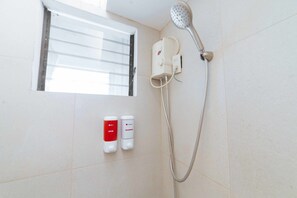 Um polibã, artigos de higiene pessoal grátis, toalhas fornecidas 