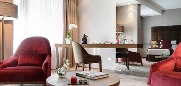 Grand Premium Room | Sala de estar | Televisor de ecrã plano de 42 polegadas com canais via satélite 