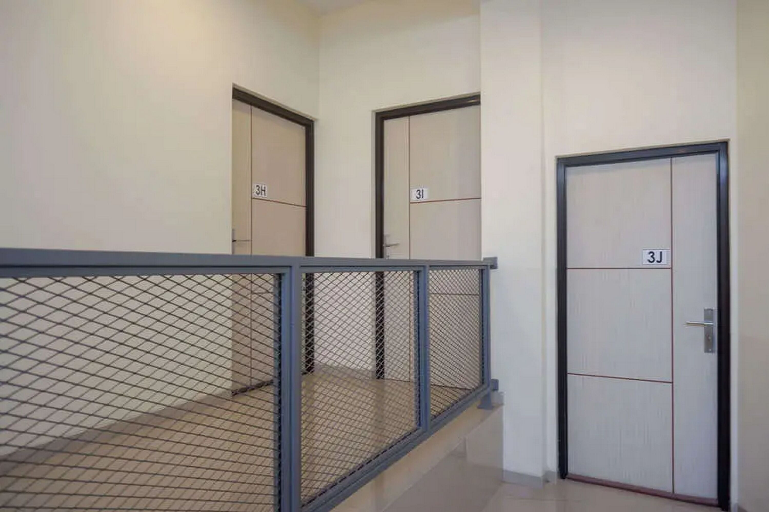 Um corredor com três portas, cada uma delas numerada.