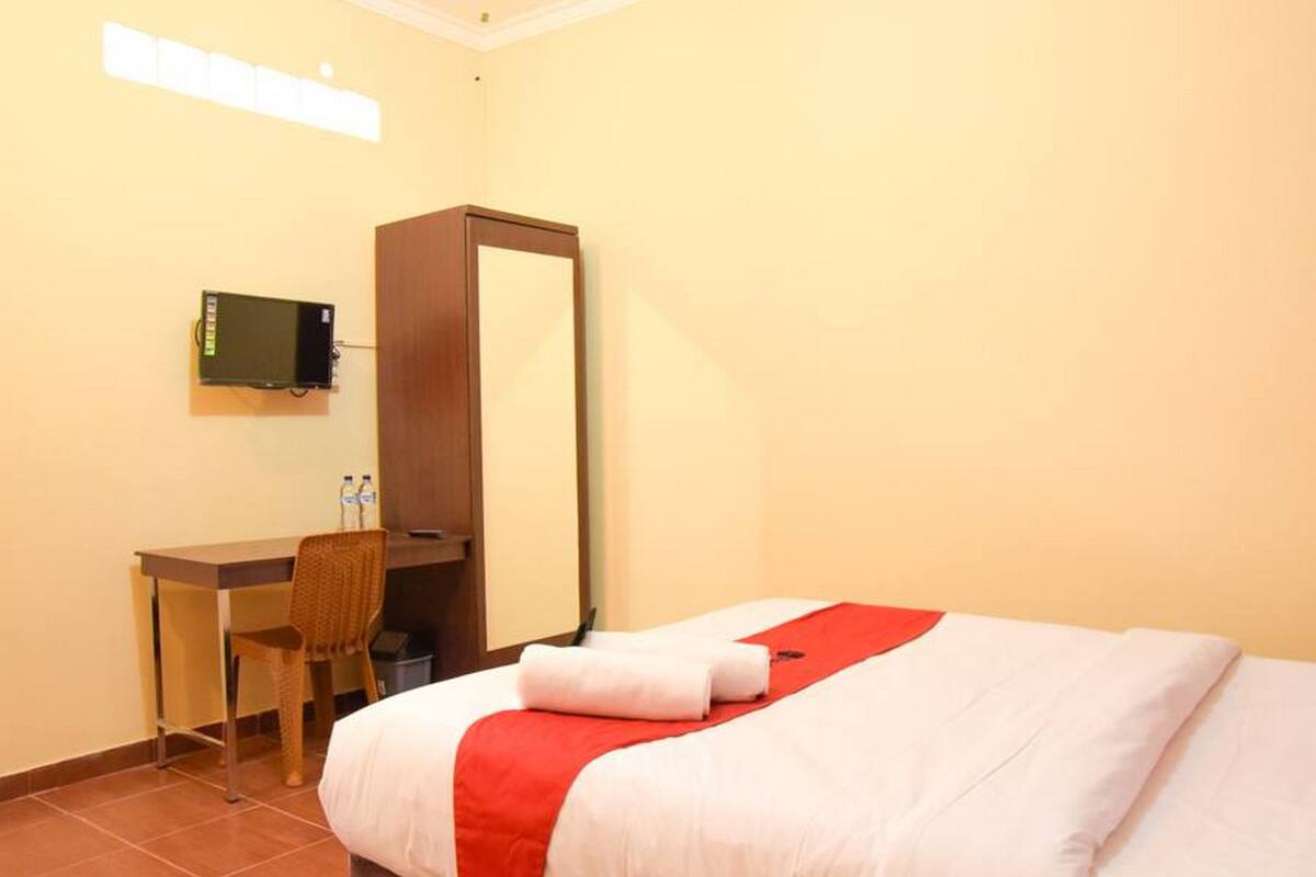Quarto Duplo | Secretária, Wi-fi grátis, roupa de cama fornecida
