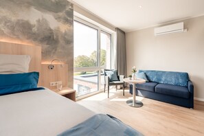 Quarto Duplo Deluxe, vista para o jardim | 1 quarto, secretária, secretária adequada para computadores portáteis 