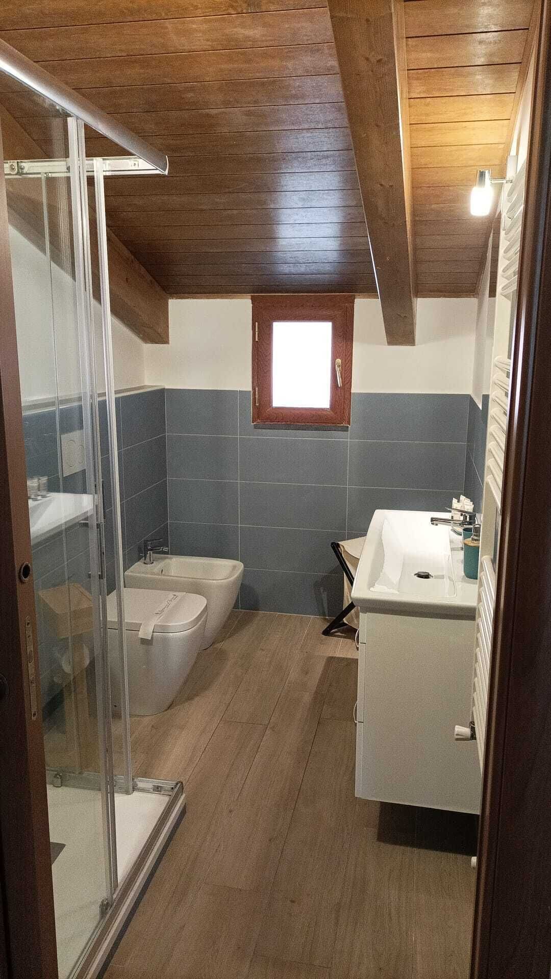 Apartamento, 2 quartos | Casa de banho | Uma combinação polibã/banheira, uma banheira de imersão total 