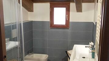 Apartamento, 2 quartos | Casa de banho | Uma combinação polibã/banheira, uma banheira de imersão total