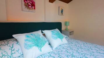 Apartamento, 2 quartos | 1 quarto, cortinas/cortinados opacos, ferro/tábua de engomar