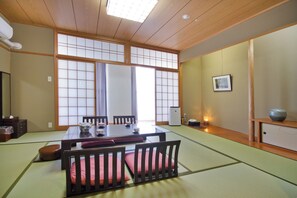 Quarto, para não fumantes (Japanese Style) | Escrivaninha, cortinas blackout, Wi-Fi de cortesia, roupa de cama