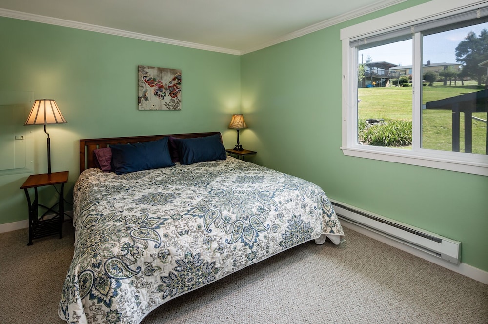 Come For The Birdseye View Of Water, Whales, Mountains And More - Stay To Relax. - Greenbank, WA