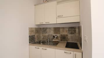 Geladeira, cooktop, chaleira elétrica