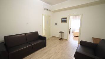 Quarto quádruplo | Edredons de pluma, frigobar, cofres nos quartos, escrivaninha