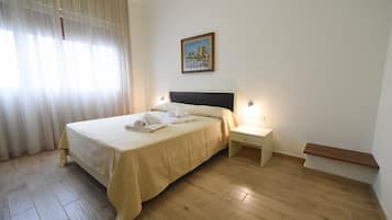 Quarto quádruplo | Edredons de pluma, frigobar, cofres nos quartos, escrivaninha