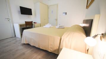 Quarto casal | Edredons de pluma, frigobar, cofres nos quartos, escrivaninha