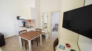 Quarto triplo | Edredons de pluma, frigobar, cofres nos quartos, escrivaninha