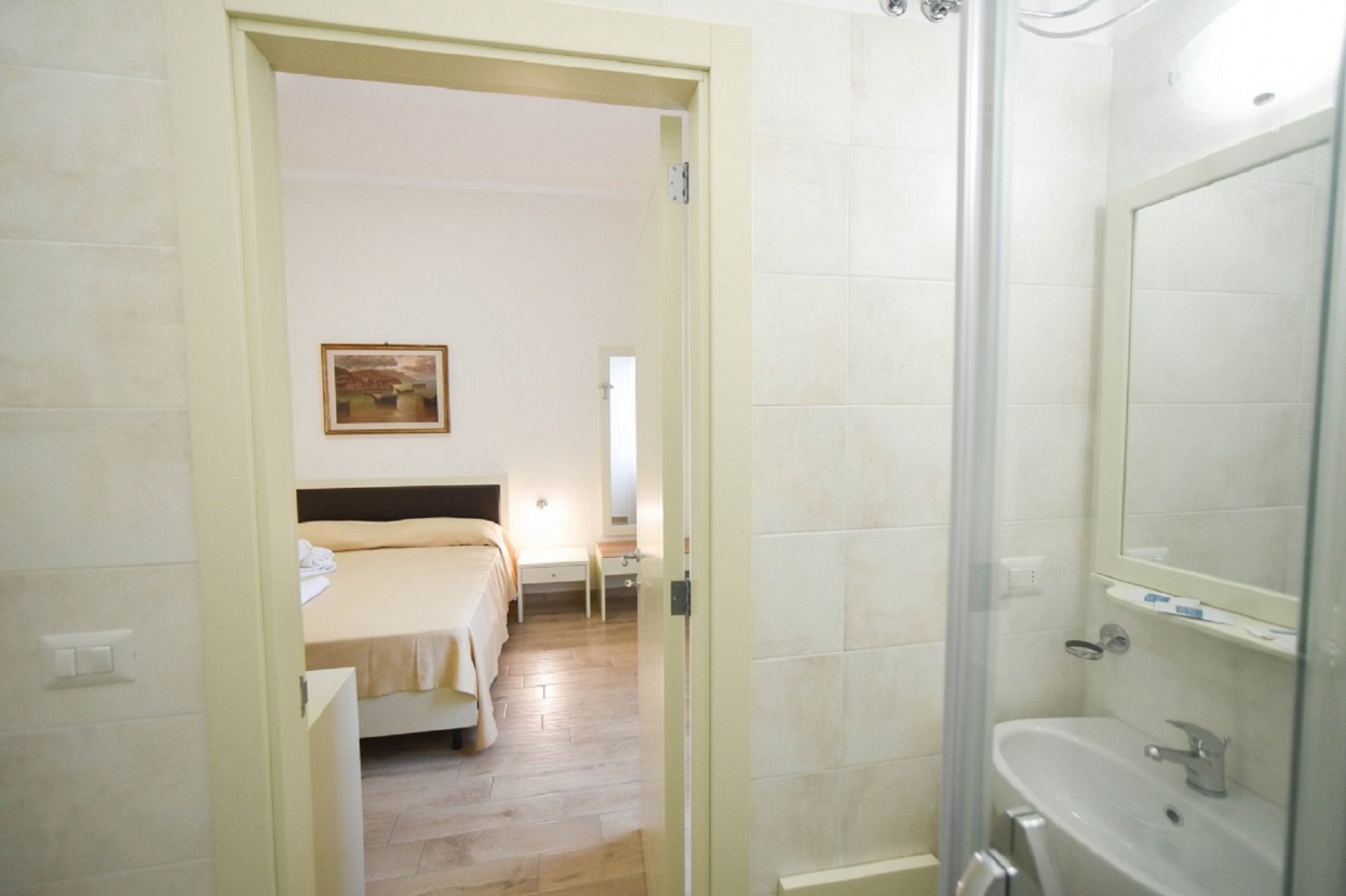Quarto casal | Edredons de pluma, frigobar, cofres nos quartos, escrivaninha