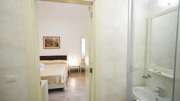 Quarto casal | Edredons de pluma, frigobar, cofres nos quartos, escrivaninha