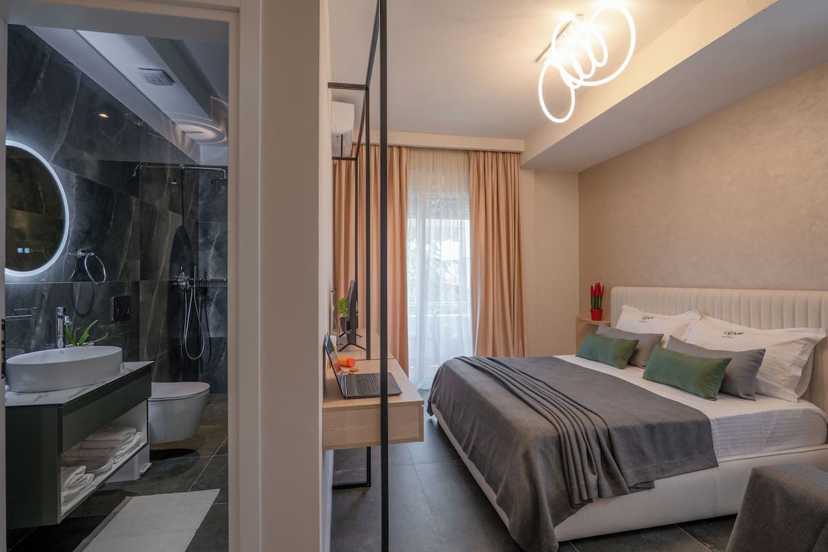 Quarto casal luxo, sacada | Quartos à prova de som, Wi-Fi de cortesia, roupa de cama