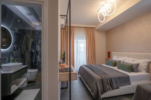 Quarto casal luxo, sacada | Quartos à prova de som, Wi-Fi de cortesia, roupa de cama