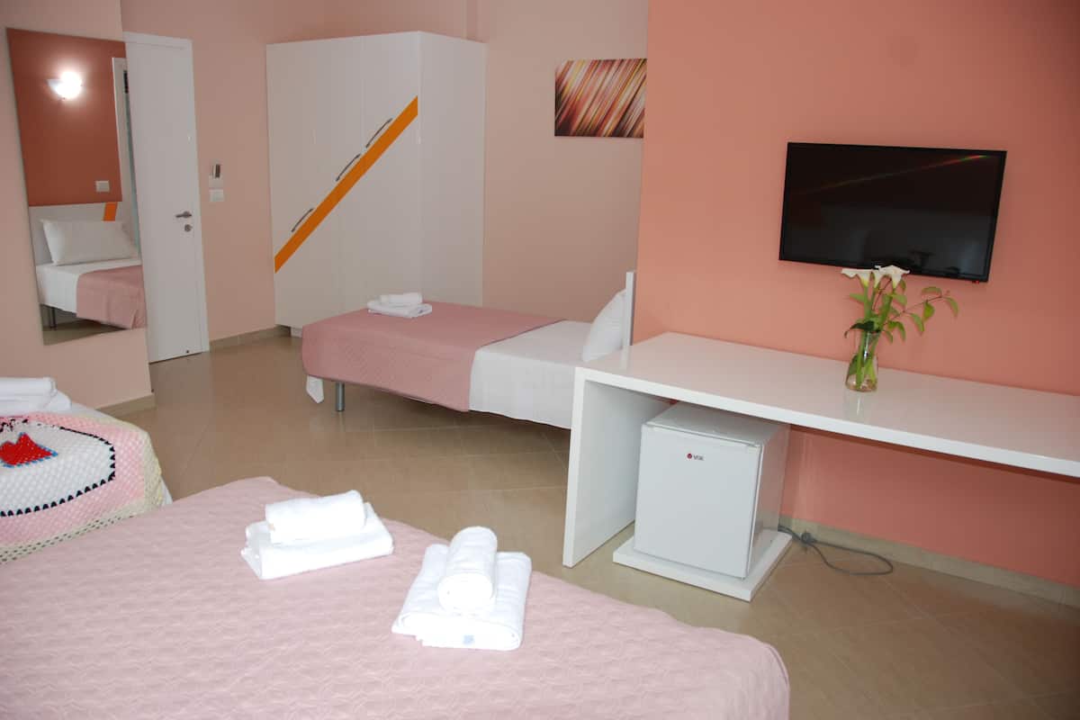 Quarto quádruplo, sacada | Quartos à prova de som, Wi-Fi de cortesia, roupa de cama