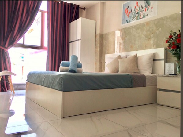 Minibar, secretária, secretária adequada para computadores portáteis 