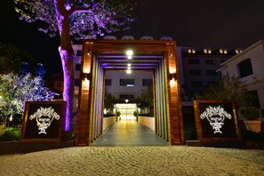 Fachada do alojamento (tarde/noite)