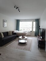 Apartamento urbano, sacada, vista para a cidade | Área de estar | TV LED