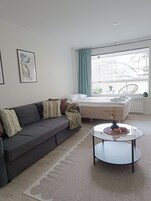 Apartamento urbano, sacada, vista para a cidade | Área de estar | TV LED