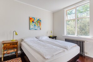 Apartamento, 2 quartos (5 Adults) | Cortinas blackout, ferros/tábuas de passar roupa, Wi-Fi de cortesia