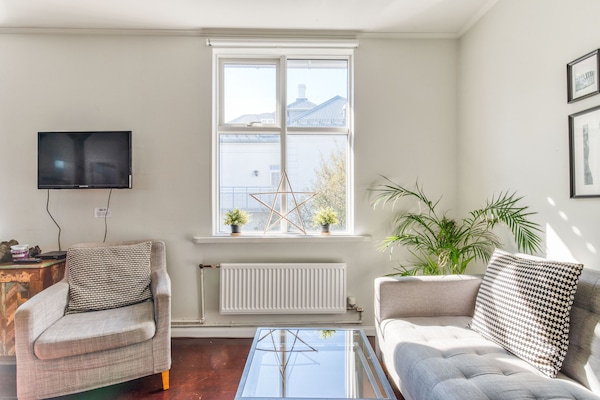 Apartamento, 2 quartos (5 Adults) | Área de estar | TV de tela plana 32 polegadas com canais digitais, TV