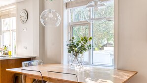 Apartamento, 2 quartos | Refeições no quarto